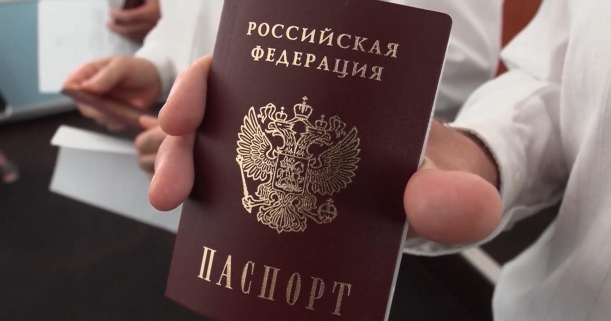 Putin's forces in southern Ukraine distribute Russian passports