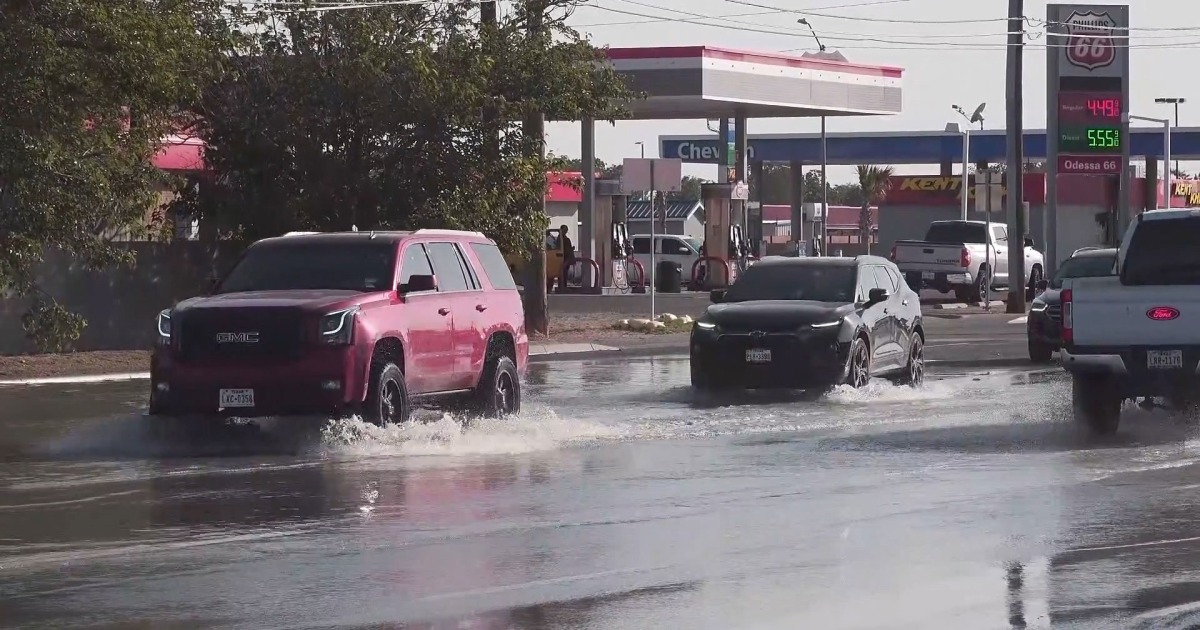 Water main break floods streets of Texas town