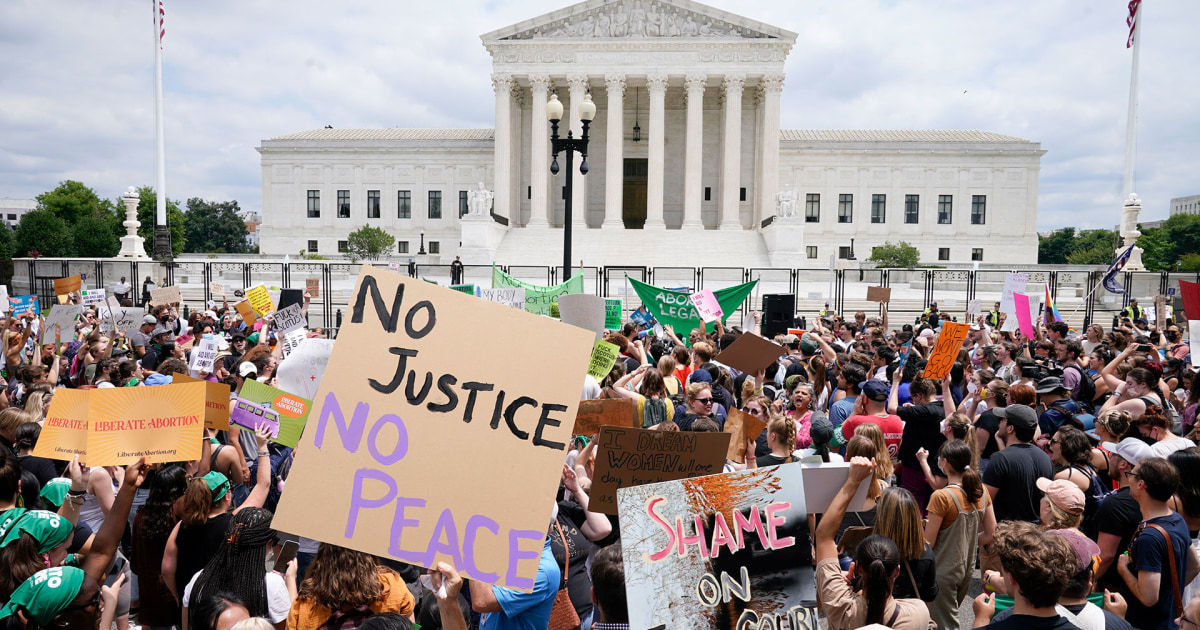 Watch: Demonstrators react outside Supreme Court after Roe v. Wade is ...