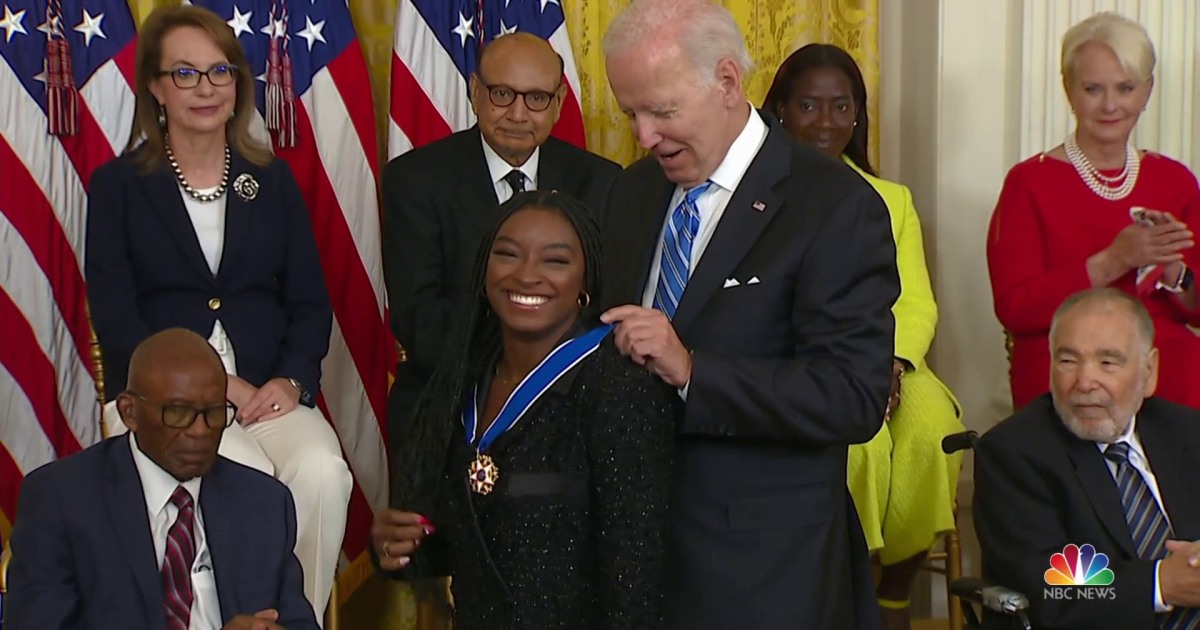 Simone Biles, Gabby Giffords among 17 honored with the Presidential ...
