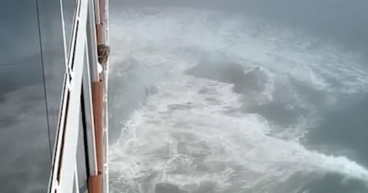 Cruise ship collision with iceberg caught on camera