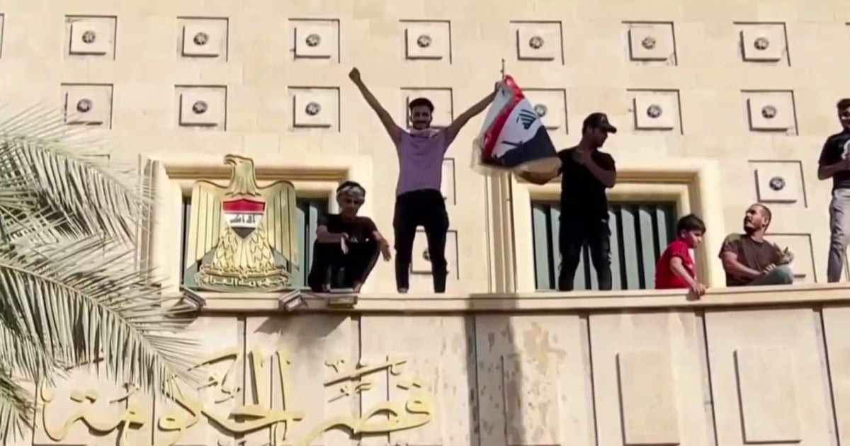 At least 10 dead in Baghdad after followers of Shia cleric storm palace