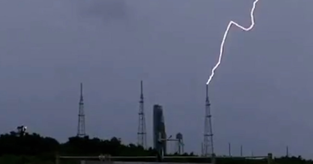 Lightning appears to strike tower at Artemis 1 rocket launch pad