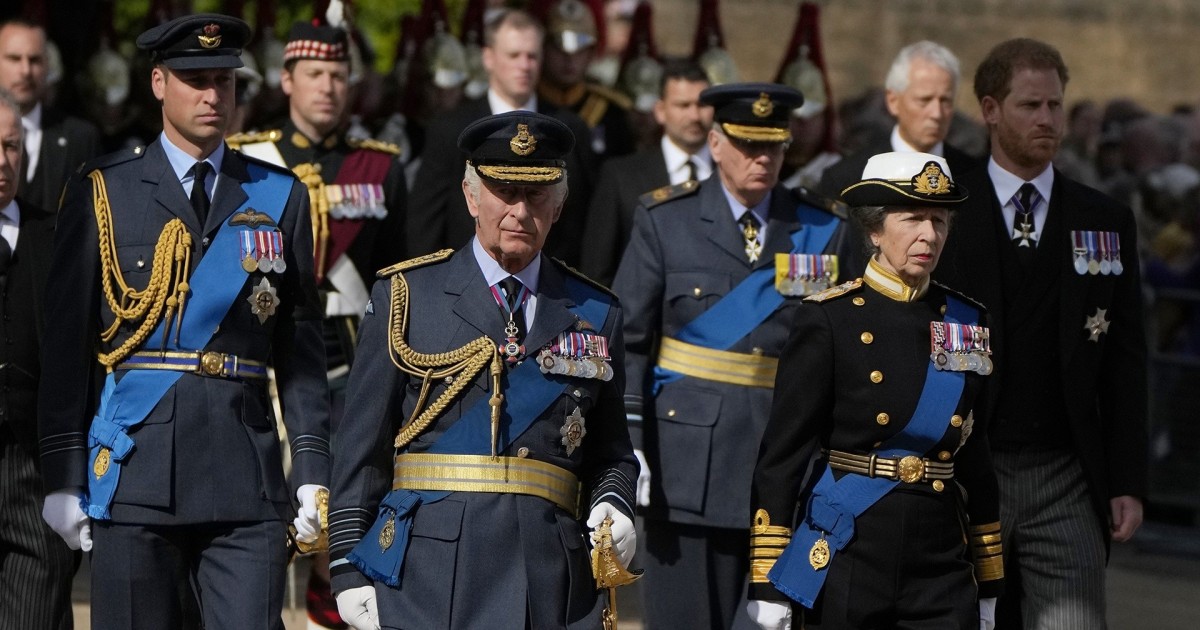 Queen Elizabeth's coffin departs Buckingham Palace as part of ...