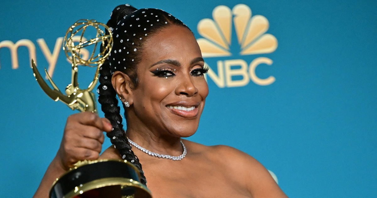 Sheryl Lee Ralph wins Emmy, sings during speech