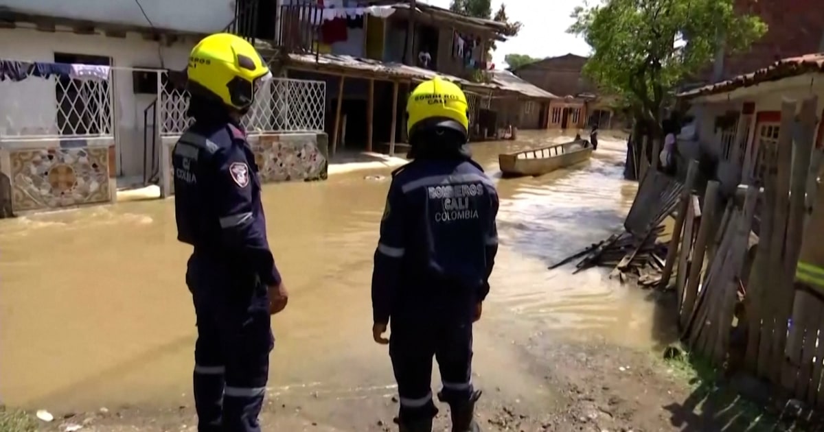 Hundreds of towns in Colombia on red alert after major flooding