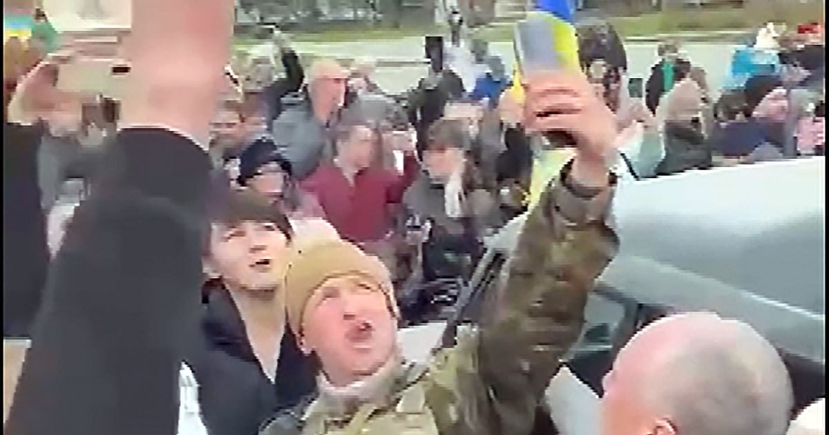 Celebrations in Kherson as Ukrainian forces take control