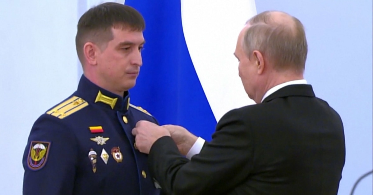 Putin pays tribute to front-line forces at Heroes of Russia medal ceremony Putin pays tribute to front-line forces at Heroes of Russia medal ceremony