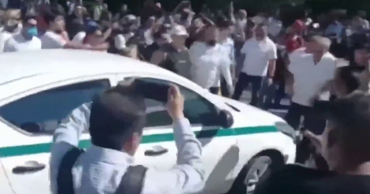 Taxi and Uber drivers clash at Cancun airport