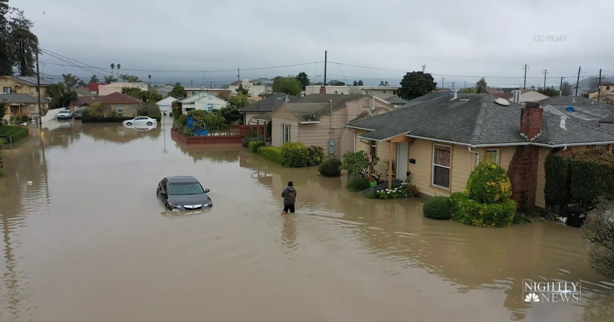 California levee fails, leading to floods and water rescues