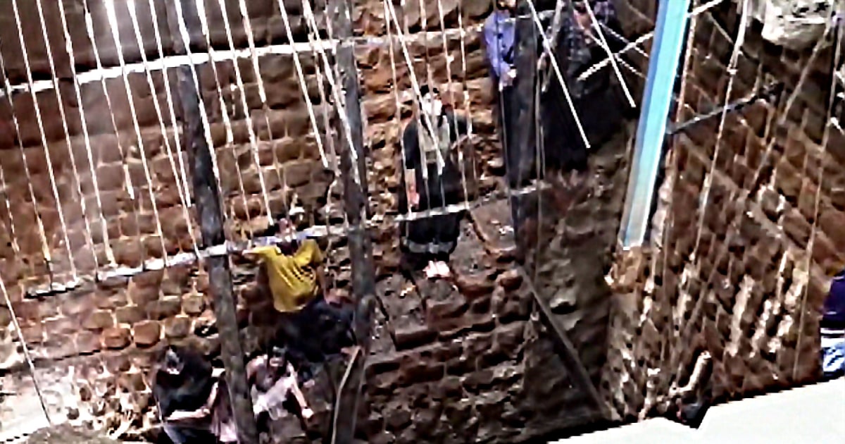 35 bodies recovered after well collapses at Indian temple
