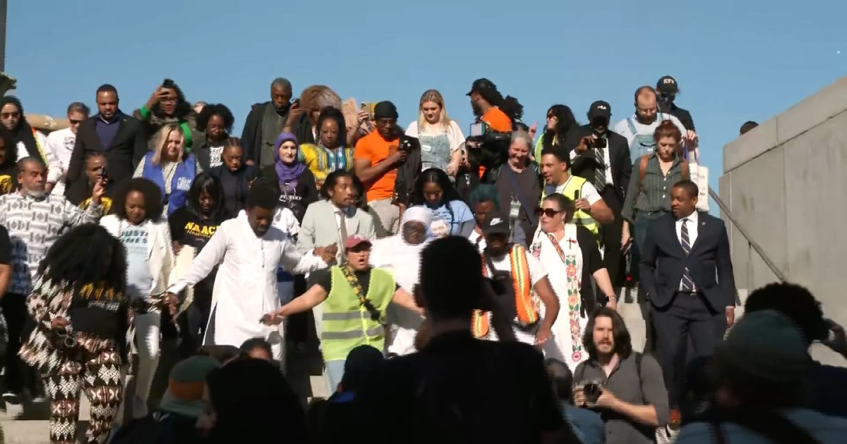 Tennessee Rep. Jones marches to state House after being reinstated