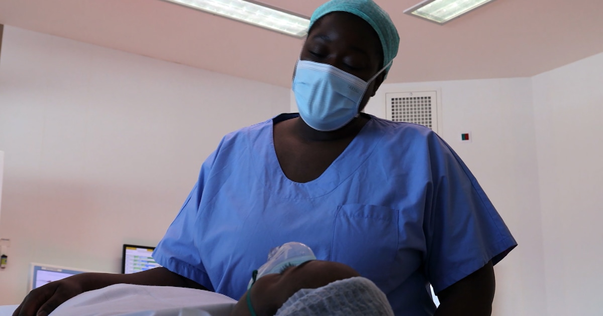 French surgeon sings for her patients before surgery