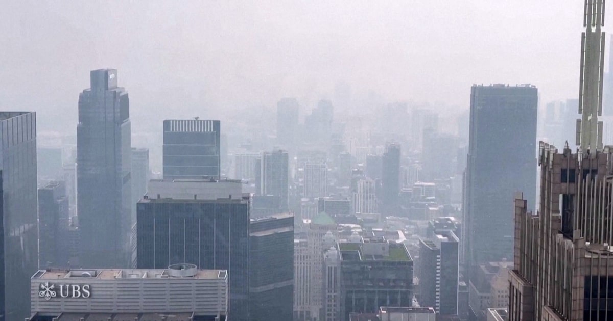 Intense haze caused by smoke from Canadian wildfires shrouds Chicago