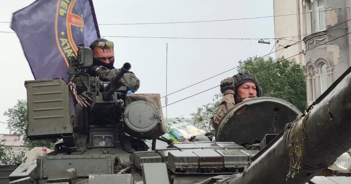 Video: Wagner chief claims control of military headquarters in Rostov ...