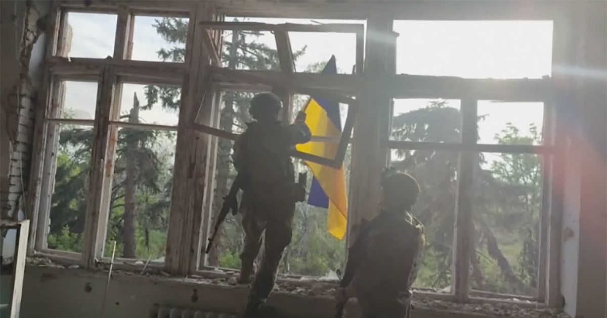 Ukrainian soldiers plant flag in previously Russian-occupied territory