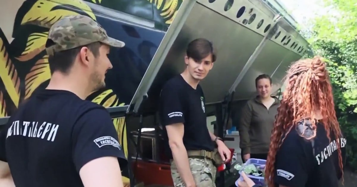 Volunteer medics come together to help Ukrainian soldiers
