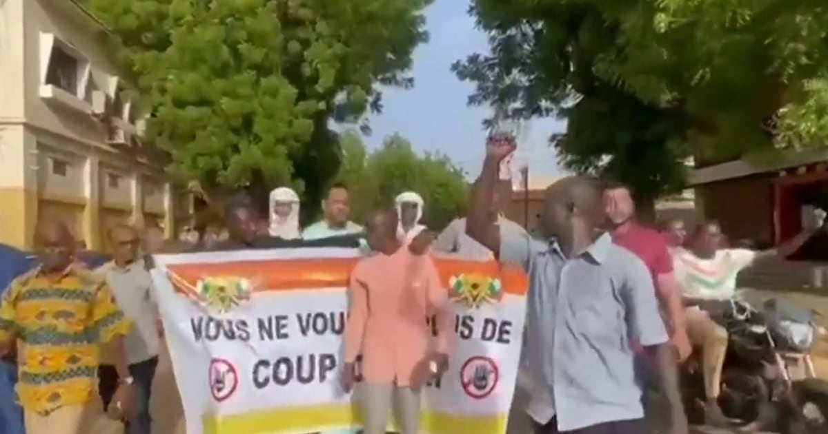 Niger's presidential guard surrounds leader's home in apparent coup
