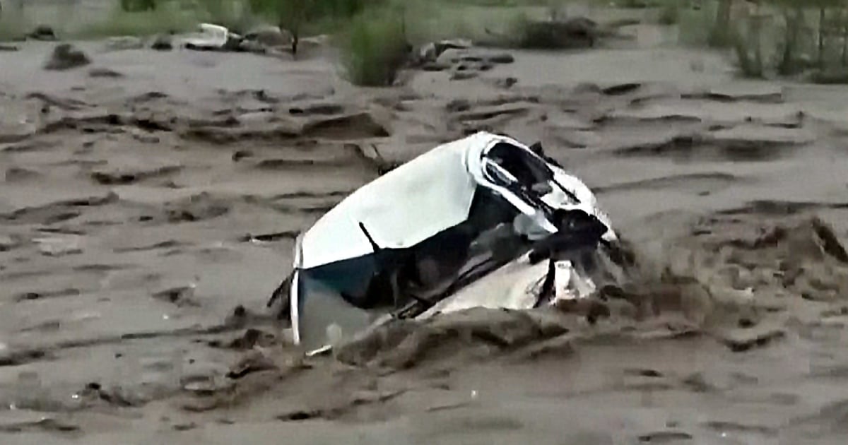Video shows car rescue as floods hit China