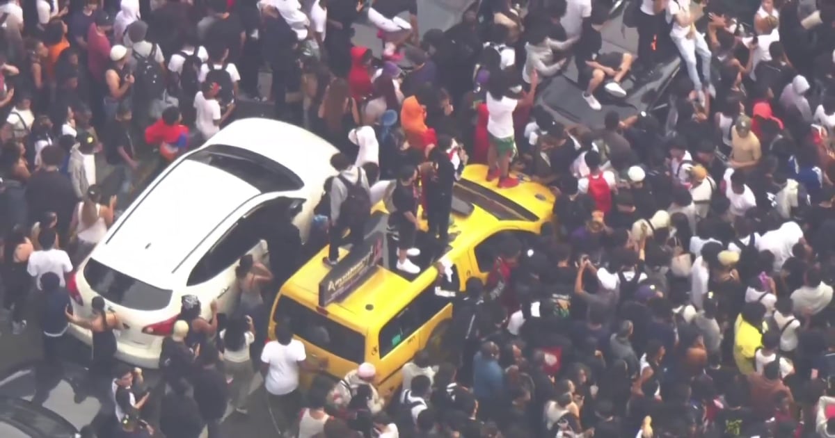 Watch: Twitch streamer’s giveaway draws massive NYC crowds