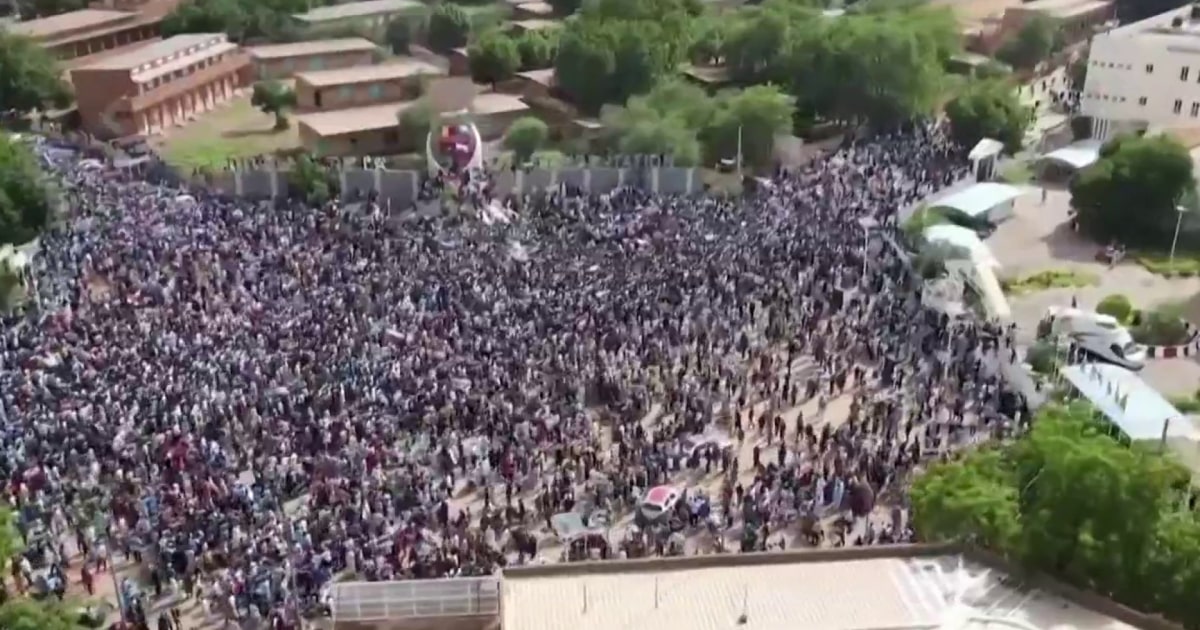 Uncertainty and protests: Go behind the scenes during the Niger ...