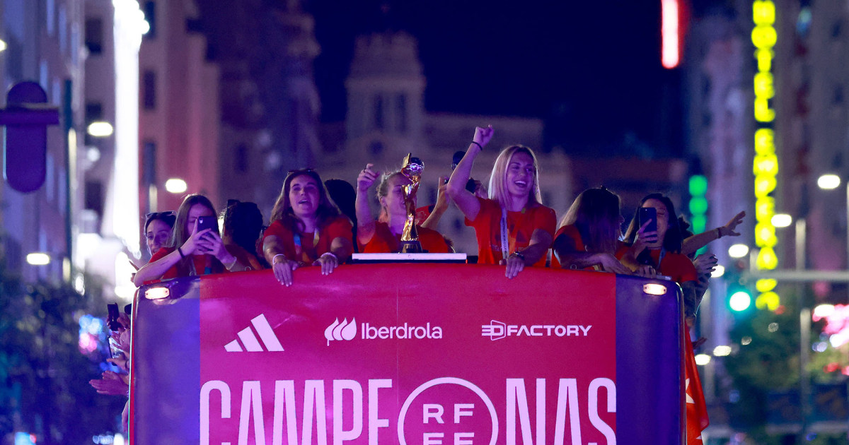 Spain kicks off victory parade after historic World Cup win