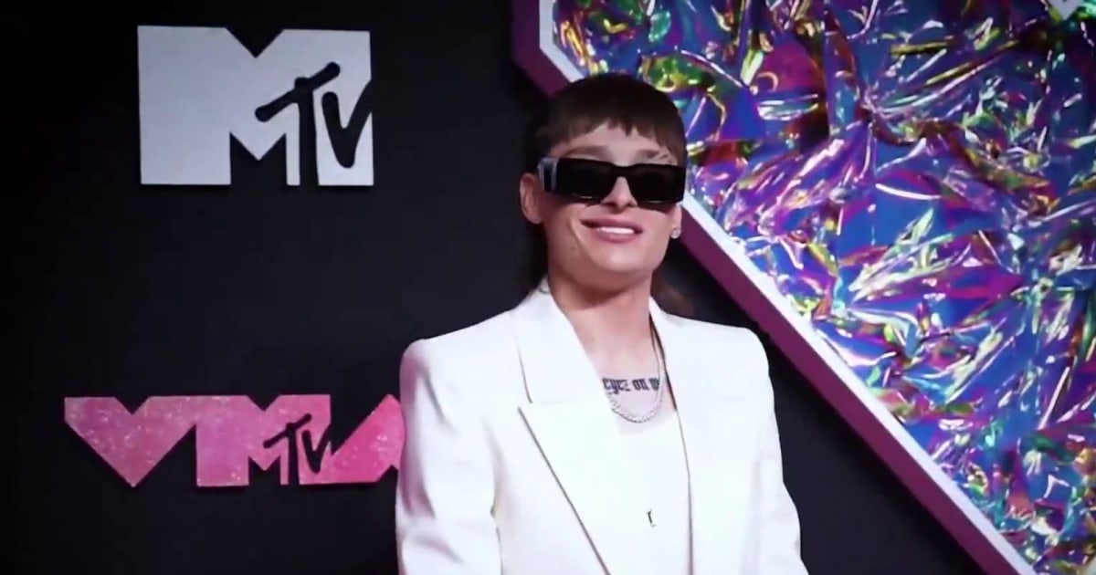 Mexican artist Peso Pluma appears to receive death threats from cartel