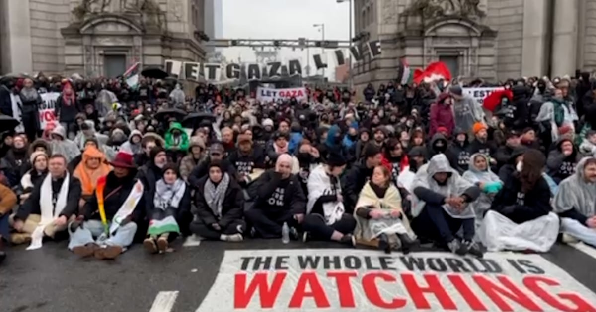 Hundreds call for cease-fire in Gaza during protest on Manhattan Bridge