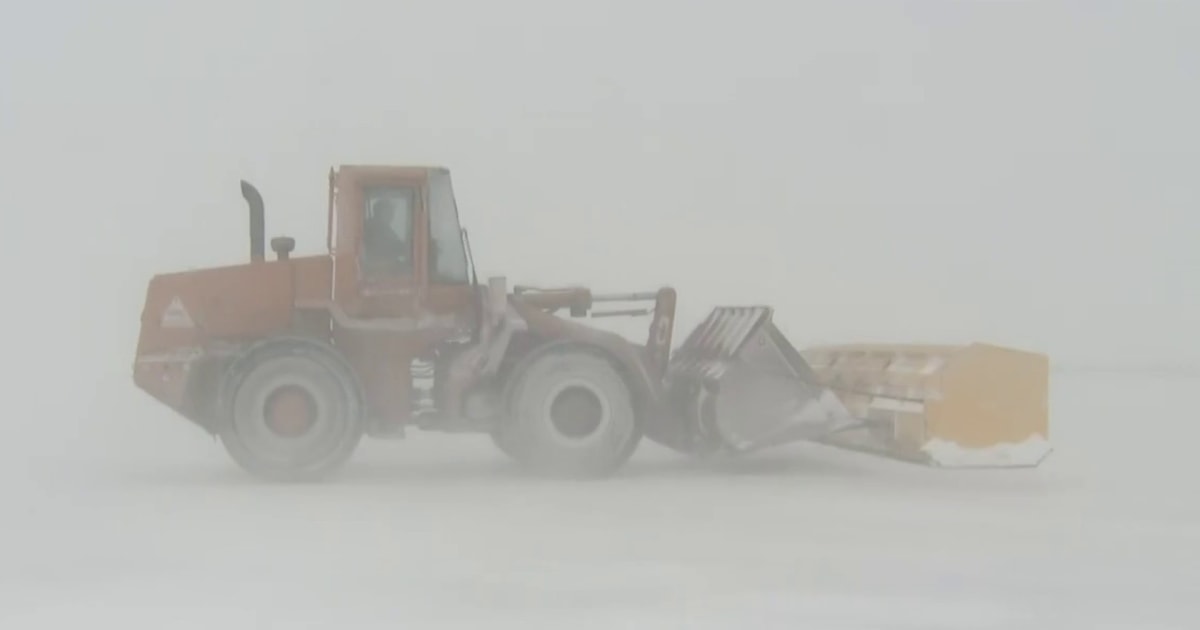 Heavy snow, winds create near white-out conditions in U.S.