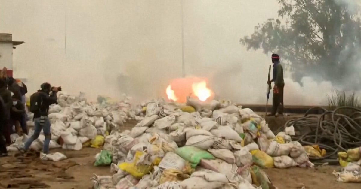 Police fire tear gas at protesting farmers in India