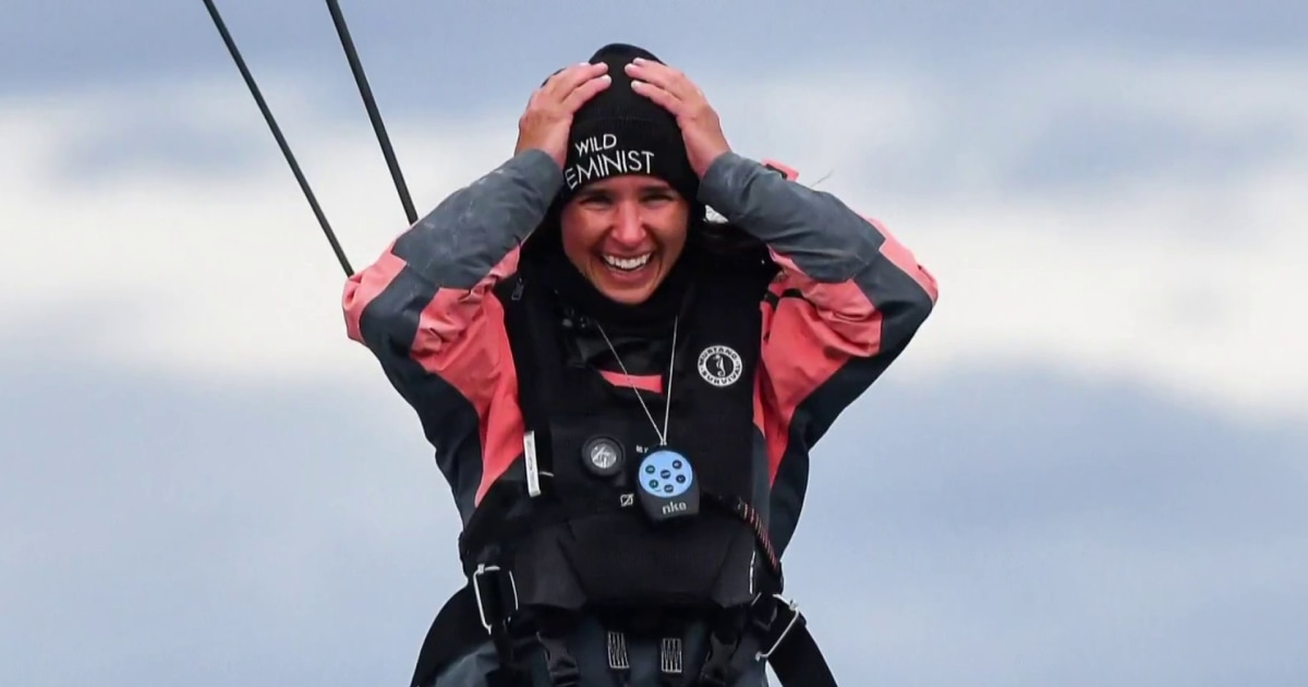 Sailor becomes first American woman to sail solo nonstop around the world