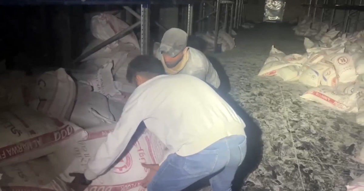 U.N. aid arrives in Gaza under armed guard, goes to depot for distribution