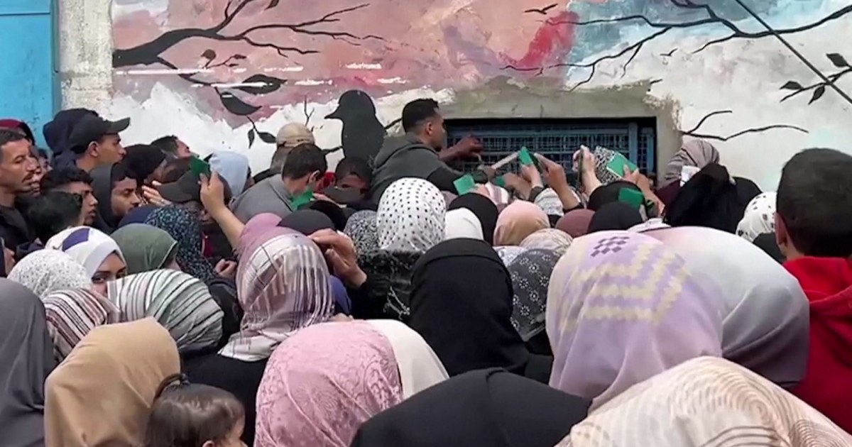 Amid fears of famine in northern Gaza, crowd gathers for U.N. aid