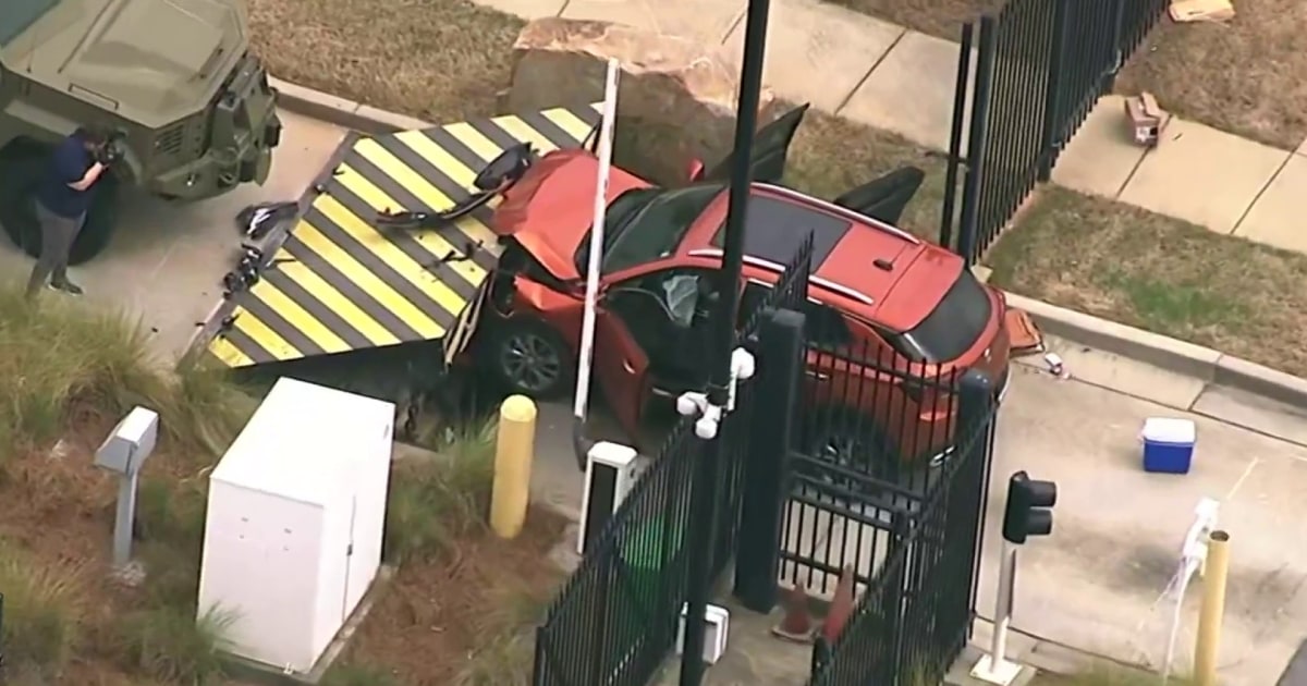 Person in custody after ramming car into Atlanta FBI building