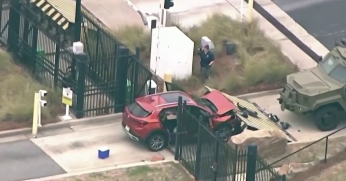 Suspect In Custody After Ramming Suv Into Atlanta Fbi Office Gate