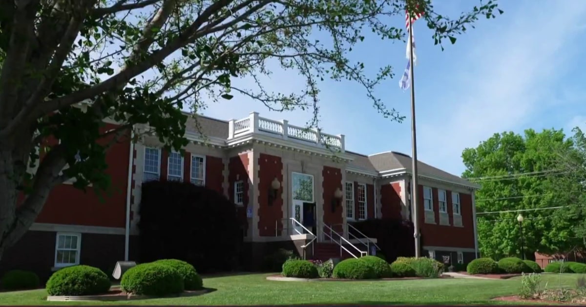 Fight over the role of library in small Illinois town