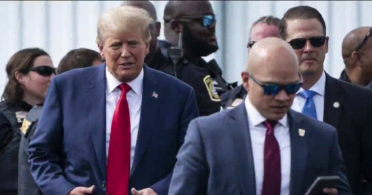 Photos appear to show Trump assistant moving classified materials out ...