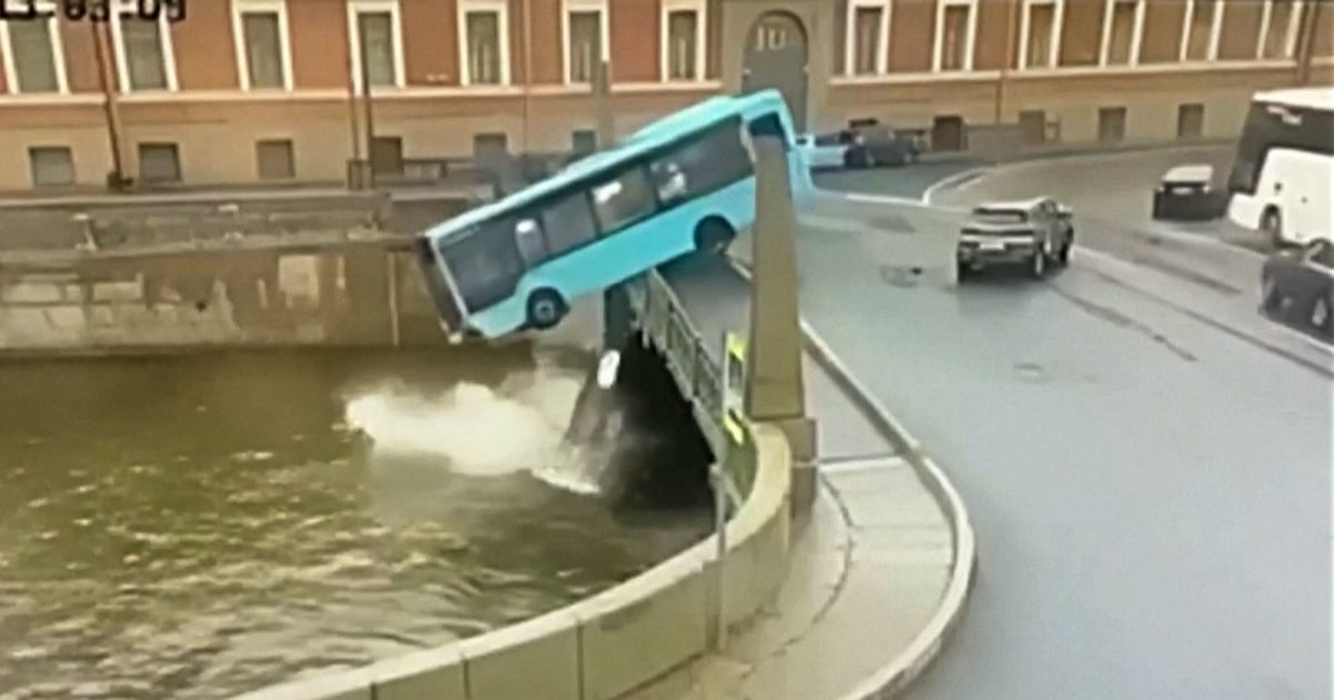Bus plunges into river, killing passengers in St. Petersburg, Russia
