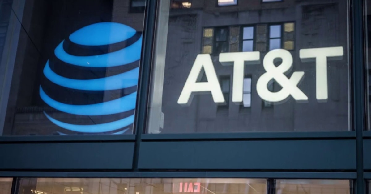 Nationwide cell service outages reported by AT&T and Verizon customers