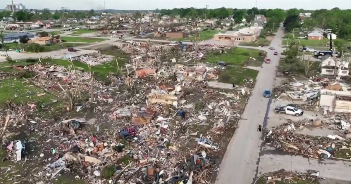 Storm chasers capture tornado's 300 mph wind speed