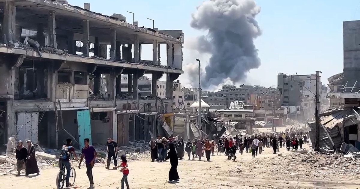 Women and children flee Israeli bombardment in Shajaia, Gaza