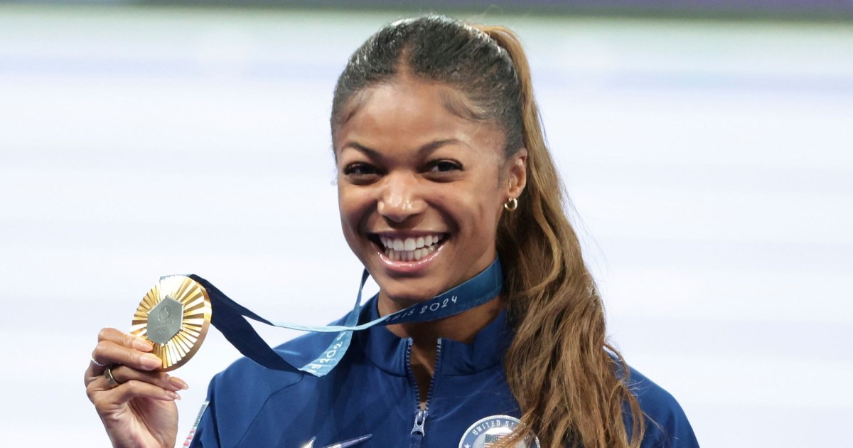 Gabby Thomas receives gold medal in 200m medal ceremony at Paris Olympics
