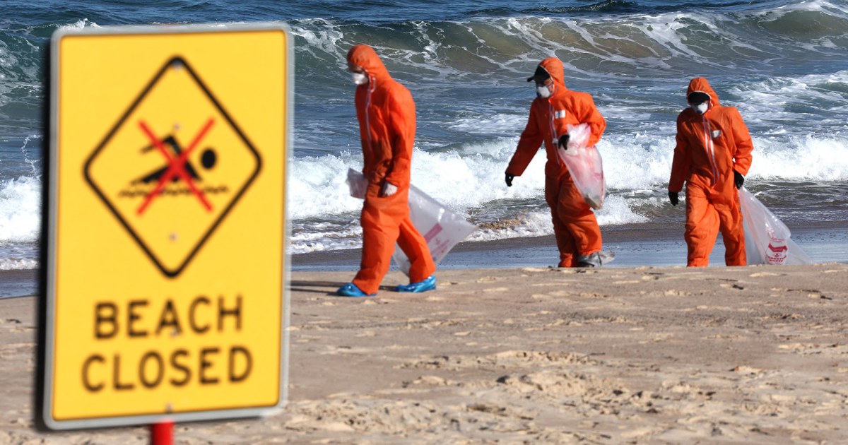Mysterious tar balls close Sydney's beaches