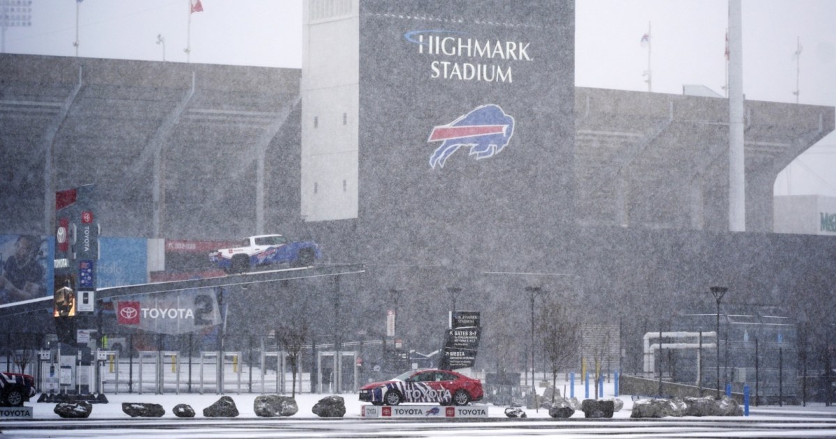 Bills fans prepare to dig out Buffalo stadium amid snowstorm