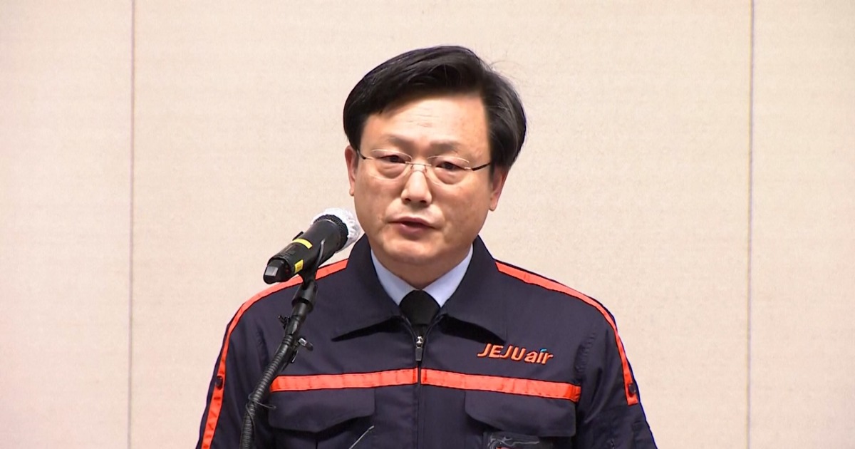 CEO of Jeju Air bows in apology after plane crashes in South Korea ...