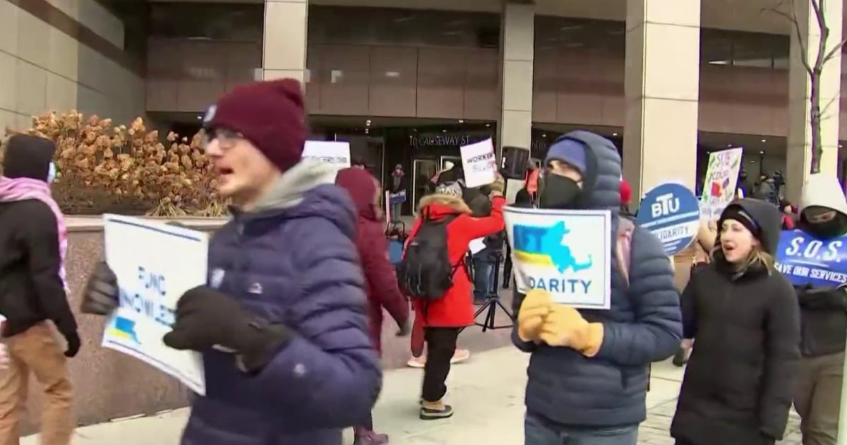 Former federal workers speak out over sweeping layoffs