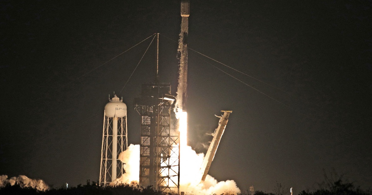 Lunar lander launches to the moon on SpaceX rocket