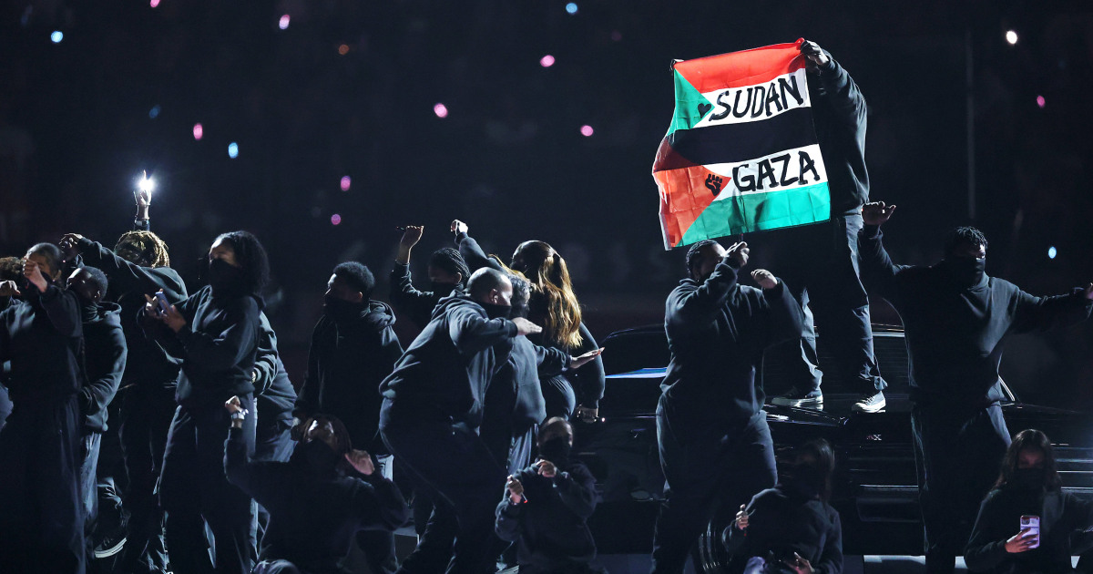 Performer unveils Palestinian, Sudanese flags during Super Bowl half ...