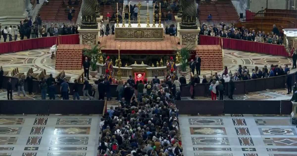 Tens of thousands of faithful line up to pay respects to Pope Francis