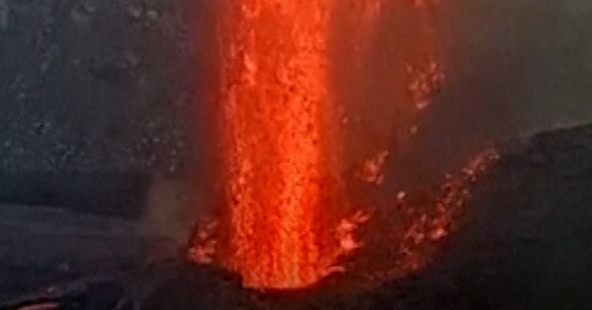 Kilauea Volcano erupts in Hawaii